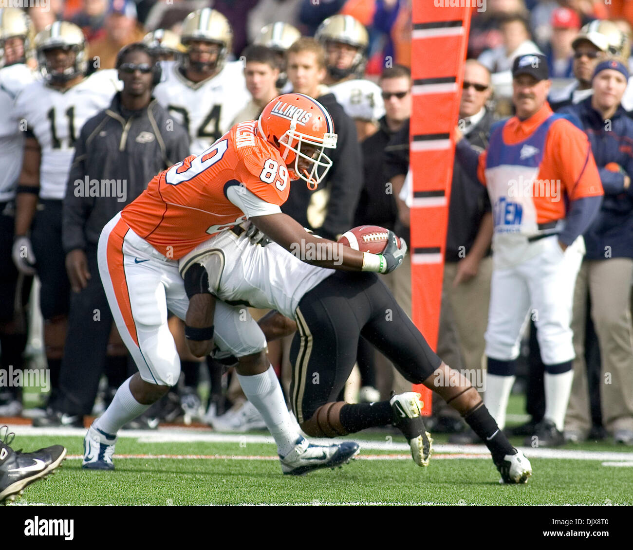 Illinois fighting illini tight end hi-res stock photography and images ...