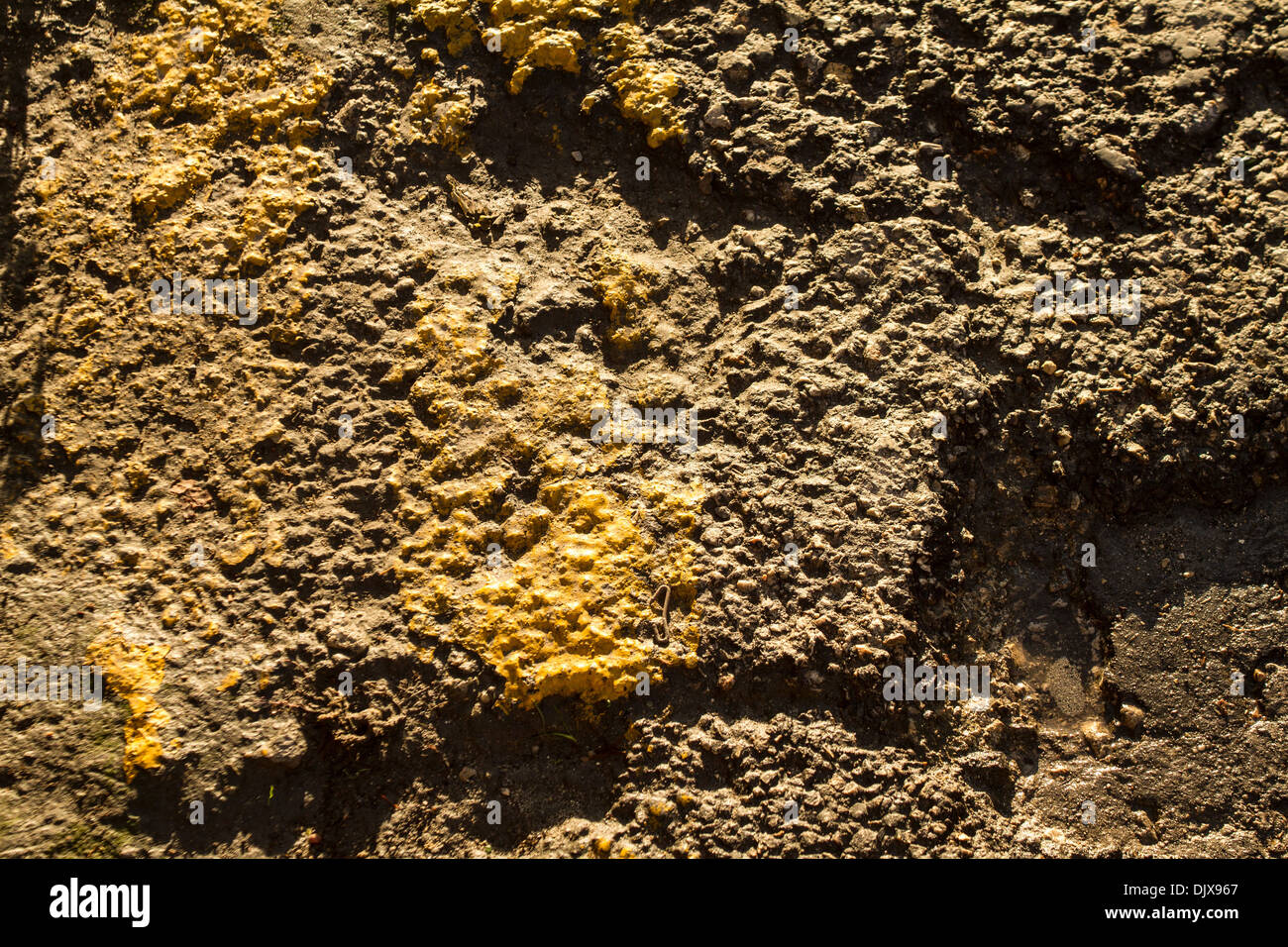 Broken yellow line hi-res stock photography and images - Alamy
