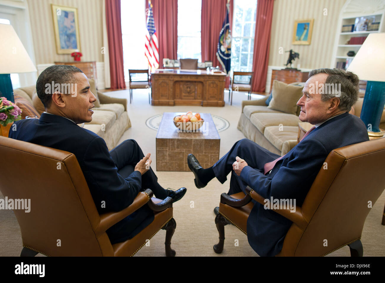 US President Barack Obama meets with former President George H.W. Bush ...