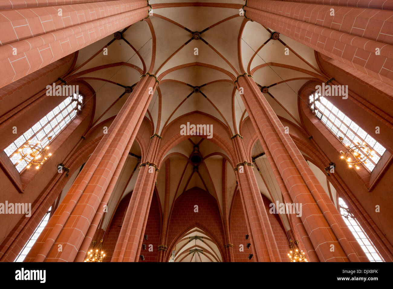Nave cathedral hi-res stock photography and images - Alamy