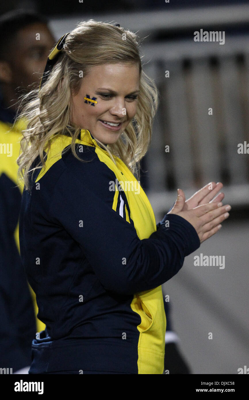 Michigan wolverines cheerleaders hi-res stock photography and images ...