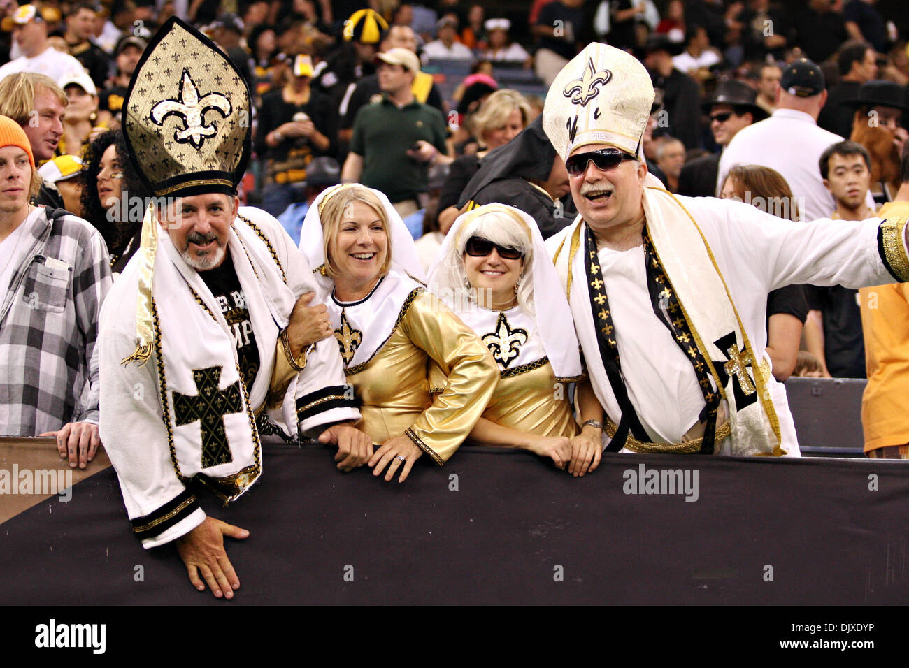 Pittsburgh steelers fans cheer in hi-res stock photography and images ...