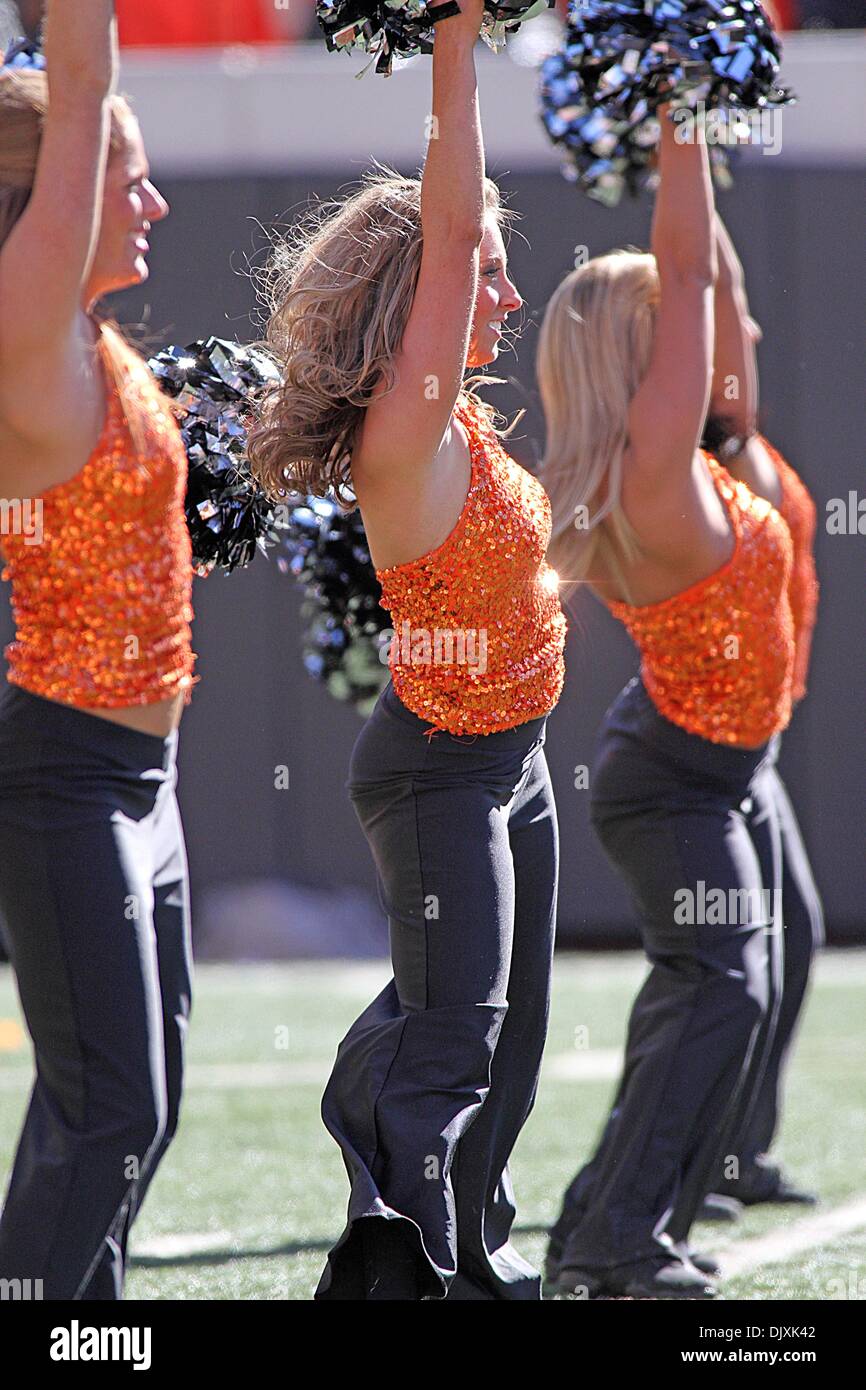Cheerleaders oklahoma state cowboys hi-res stock photography and images ...