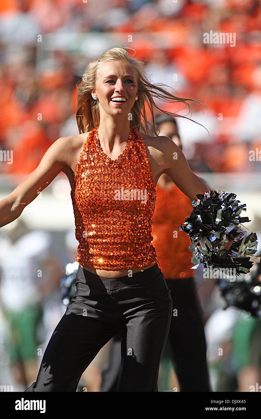 Cheerleaders oklahoma state cowboys hi-res stock photography and images ...