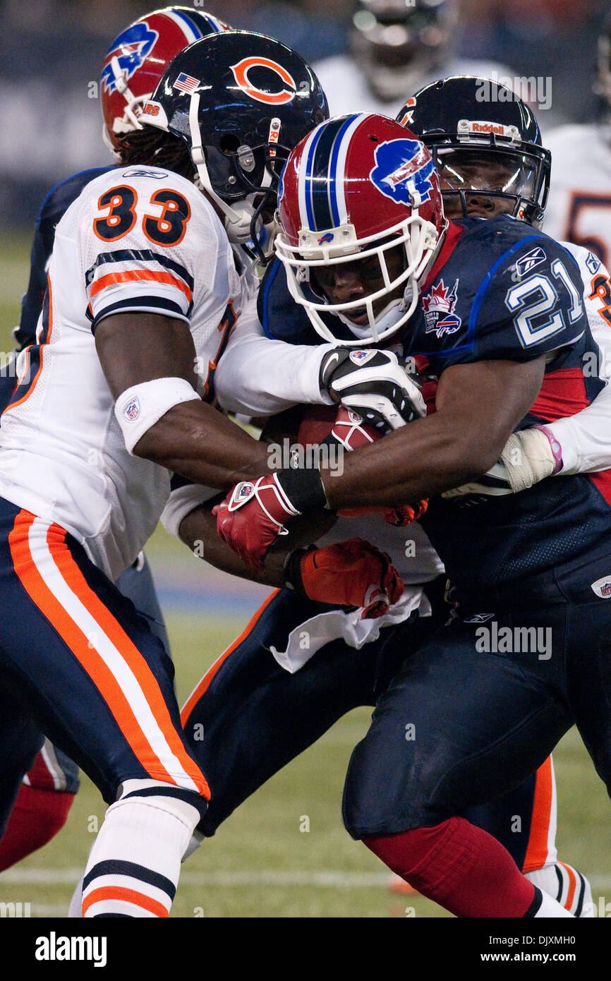 Chicago bears back charles tillman hi-res stock photography and images ...