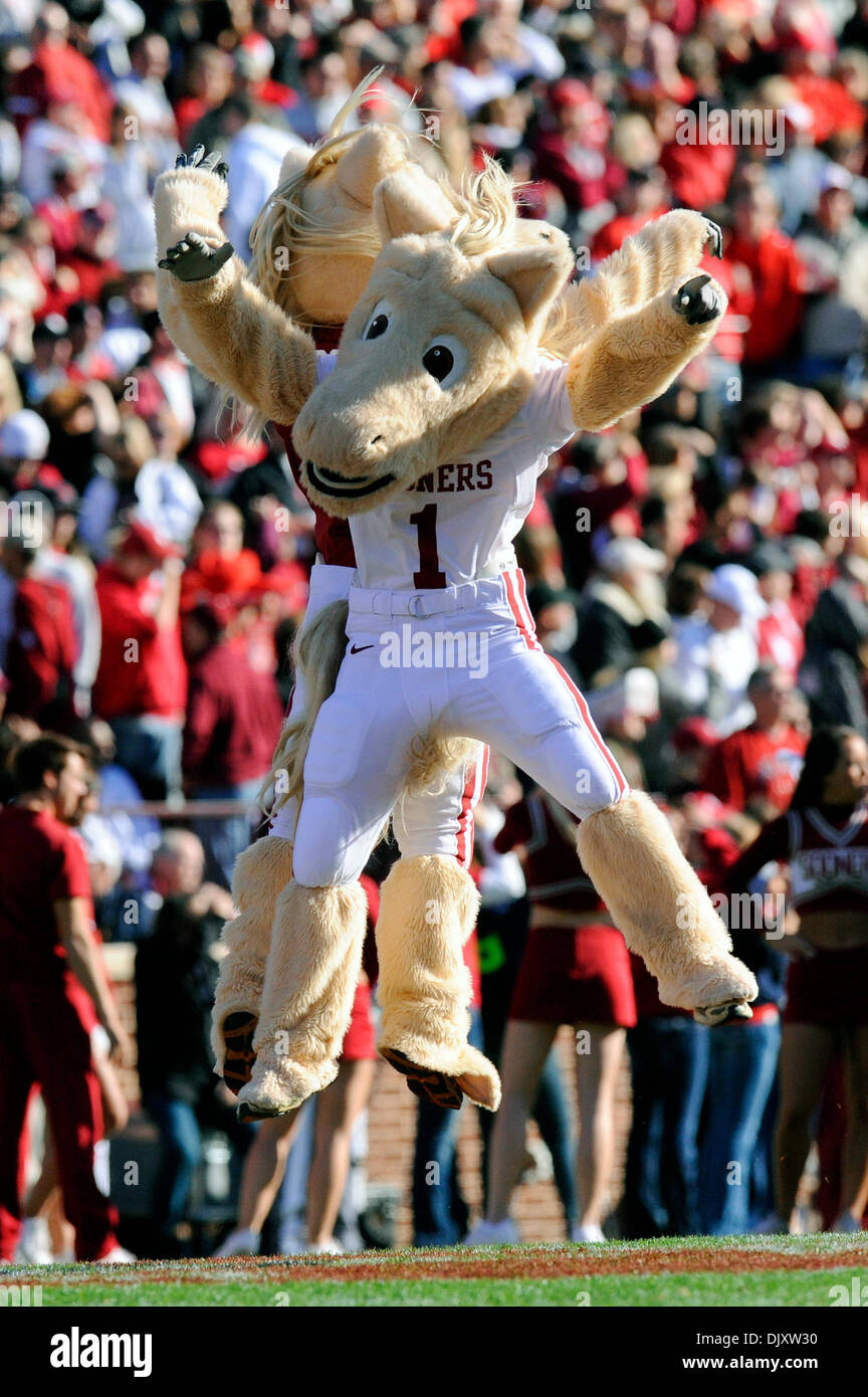 College mascots hi-res stock photography and images - Alamy