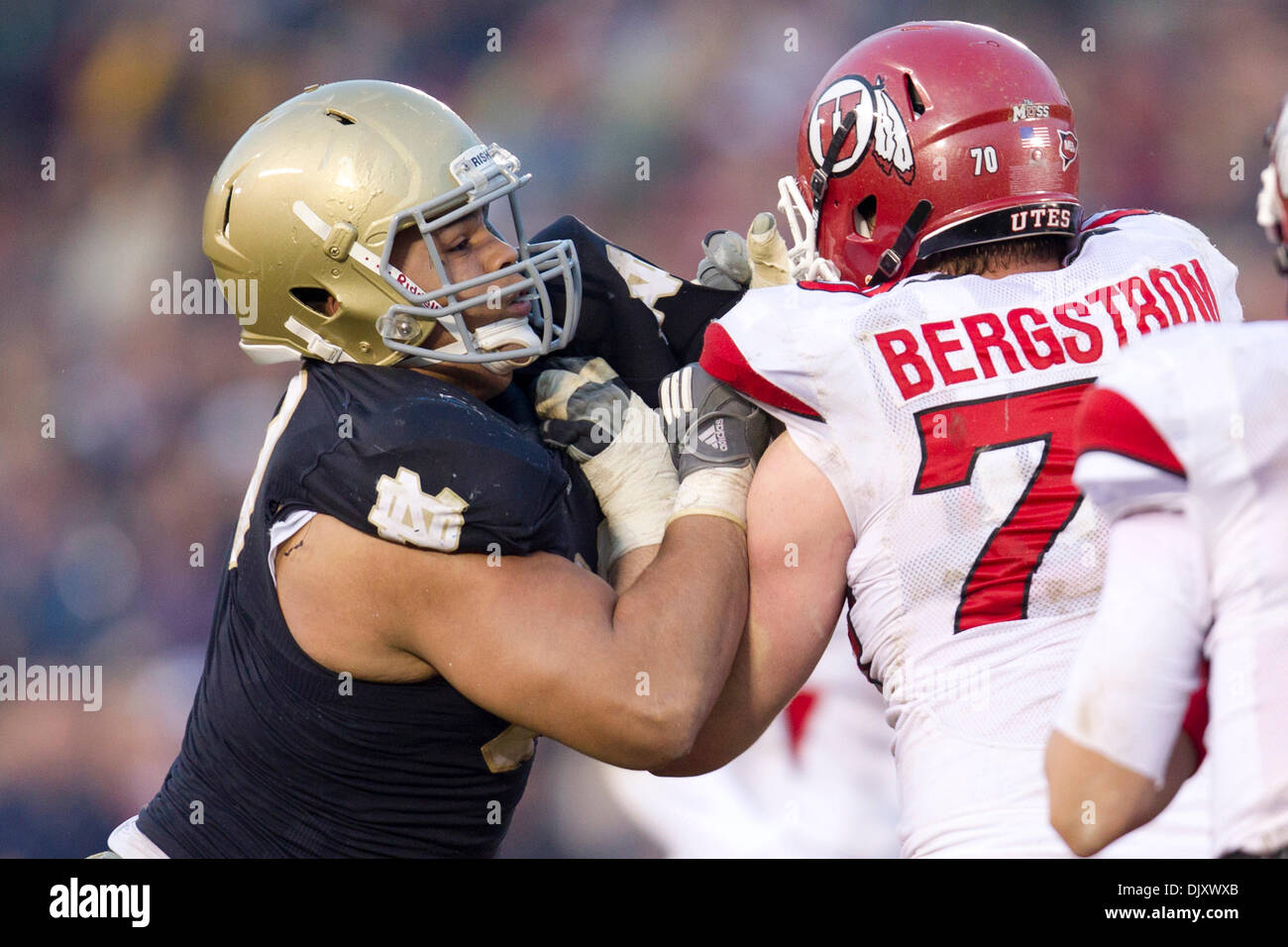 Defensive lineman line scrimmage hi-res stock photography and images ...