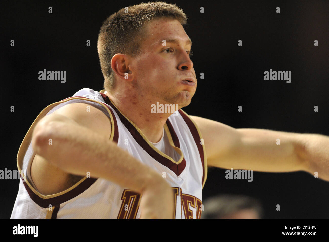 Chest pass hi-res stock photography and images - Alamy