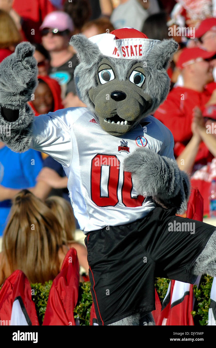 North carolina state wolfpack mascot hi-res stock photography and ...
