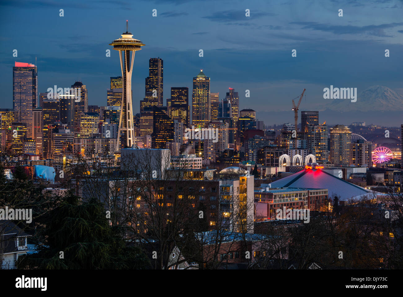 Seattle skyline mount rainier dusk hi-res stock photography and images ...