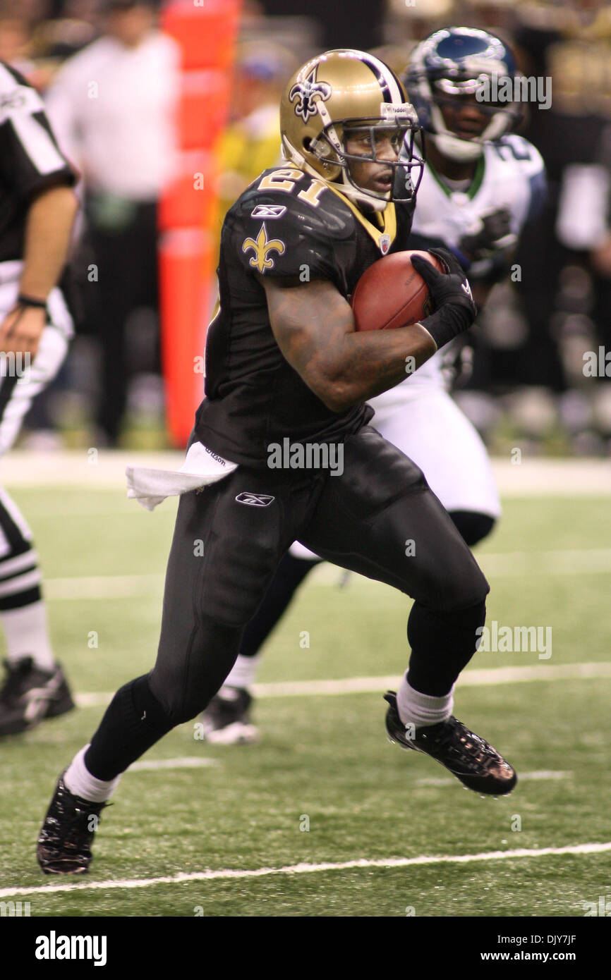 Nov 21, 2010: New Orleans Saints running back Julius Jones (21) runs ...