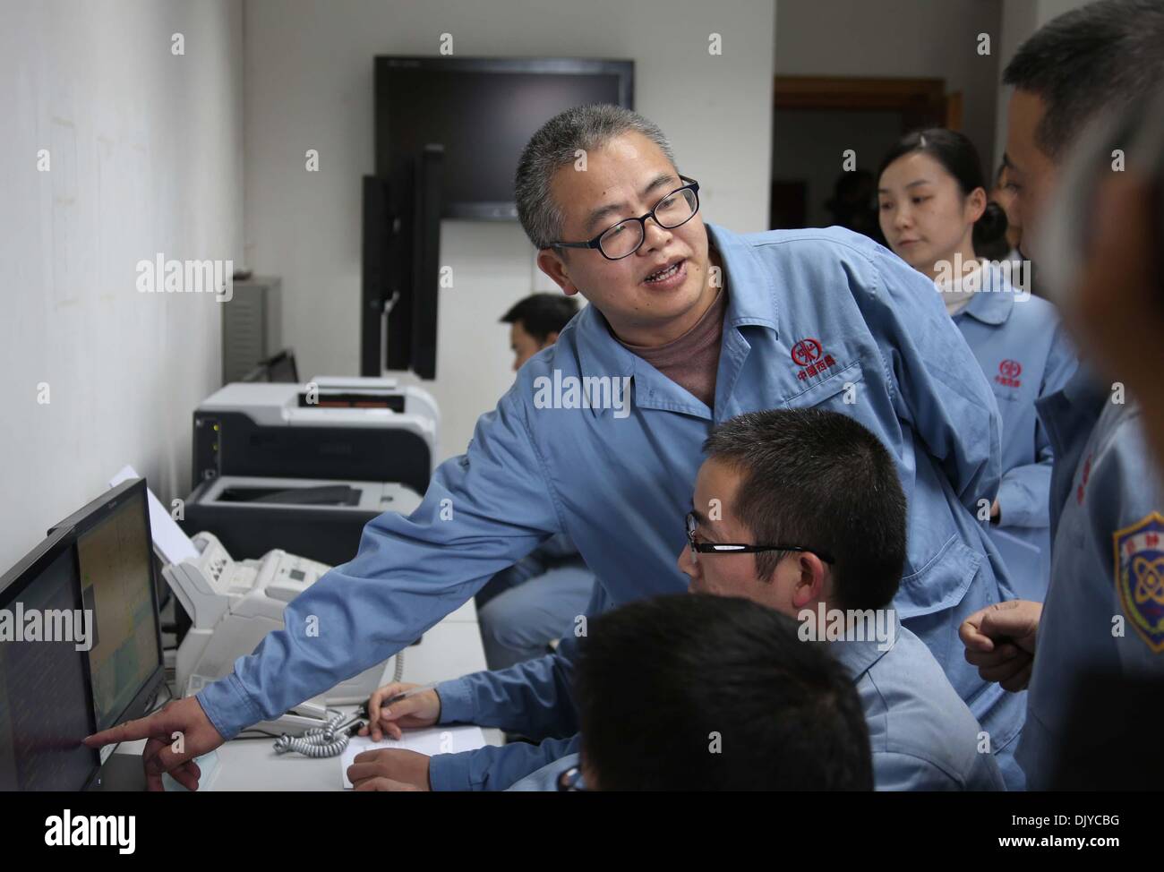 (131201) -- XICHANG, Dec. 1, 2013 (Xinhua) -- Personnel work at the ...