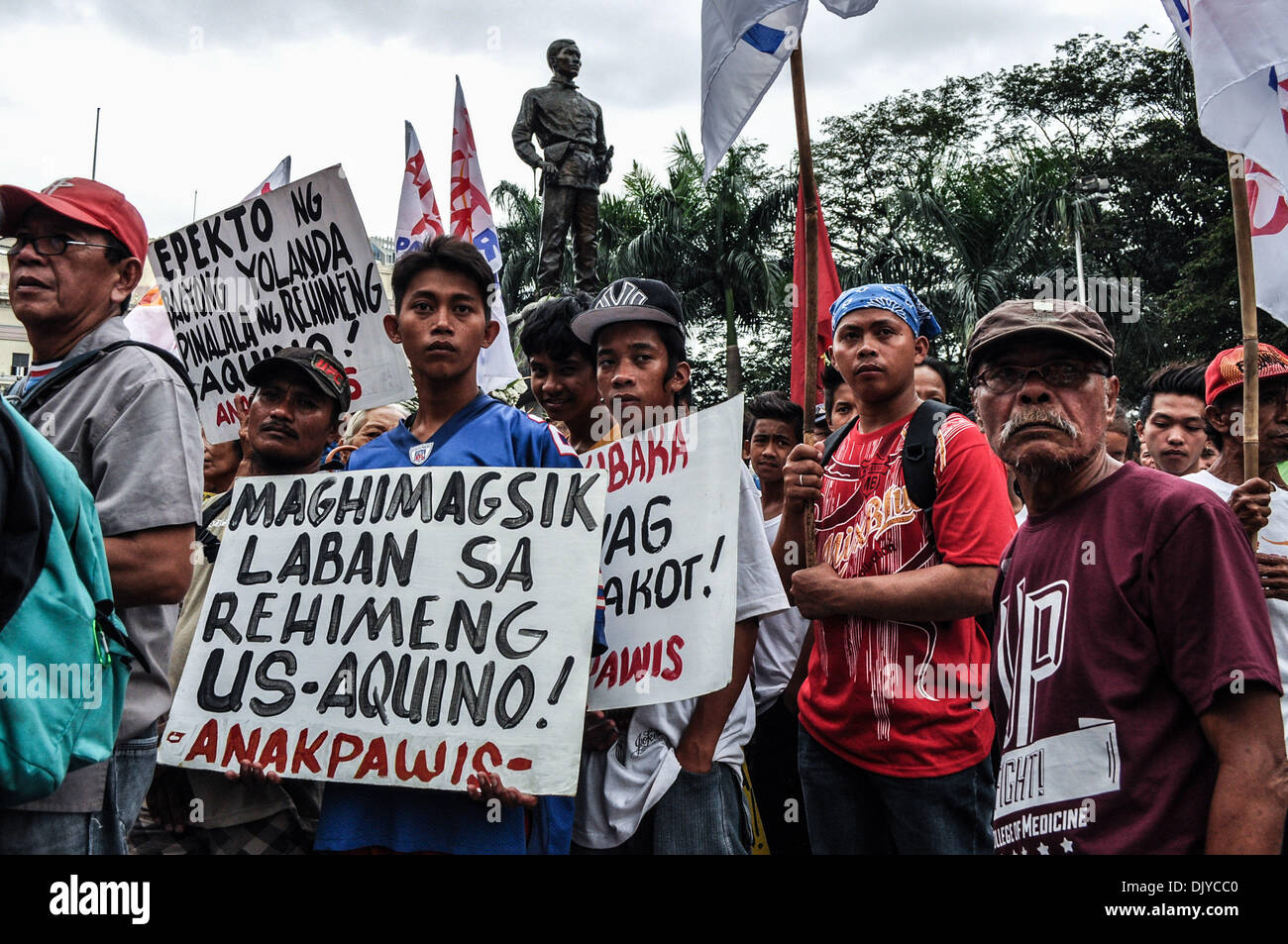 Manila, Philippines. 30th Nov, 2013. Working class Filipinos gather at ...