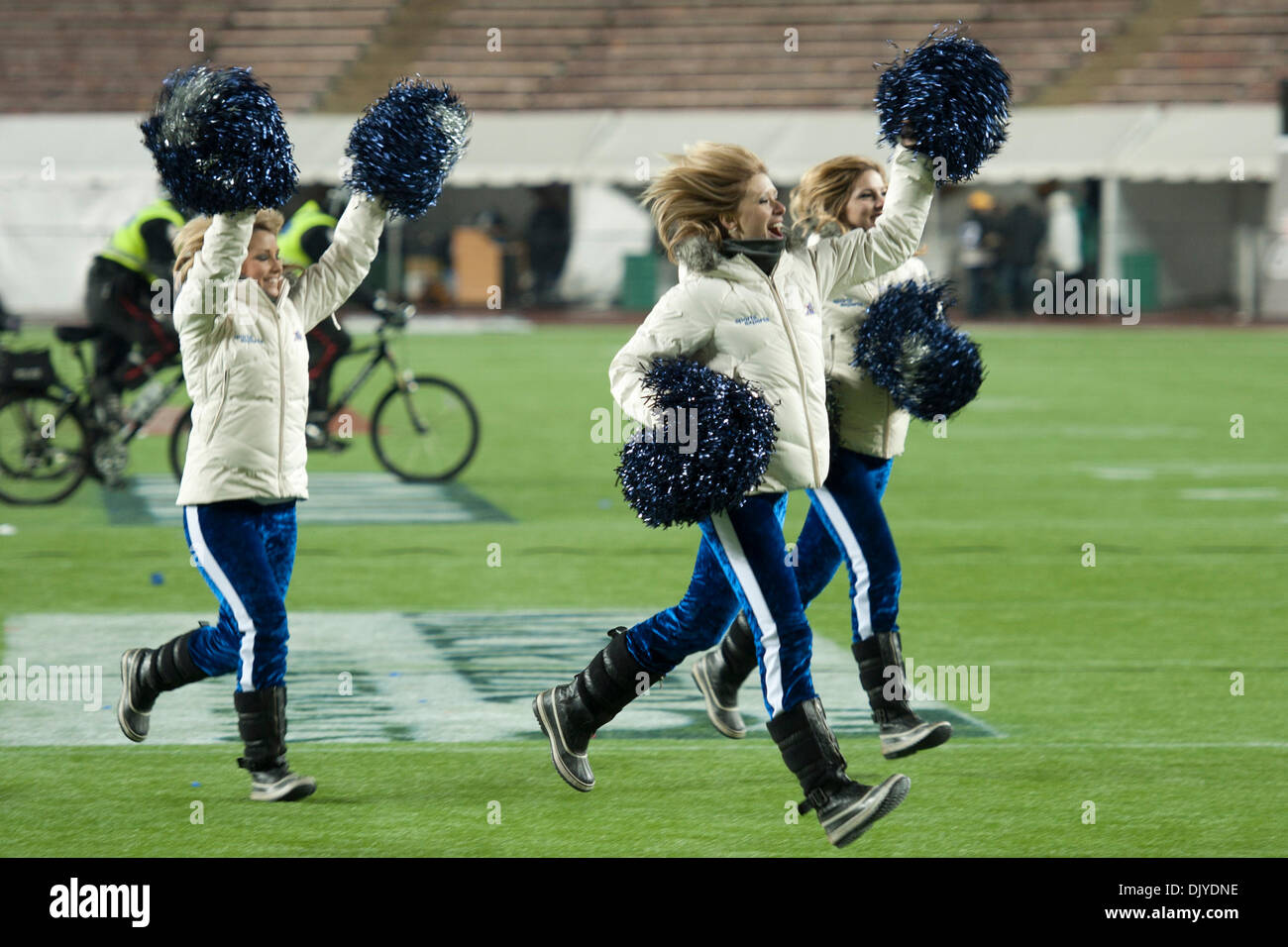 Cfl cheerleaders hi-res stock photography and images - Alamy