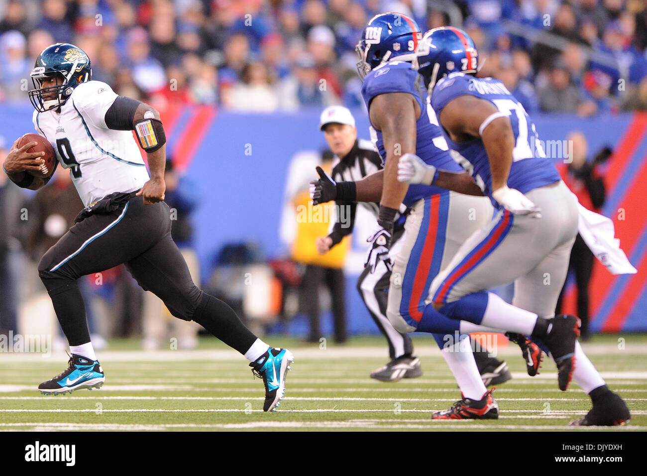 Jacksonville Jaguars quarterback David Garrard (9) scrambles away from ...