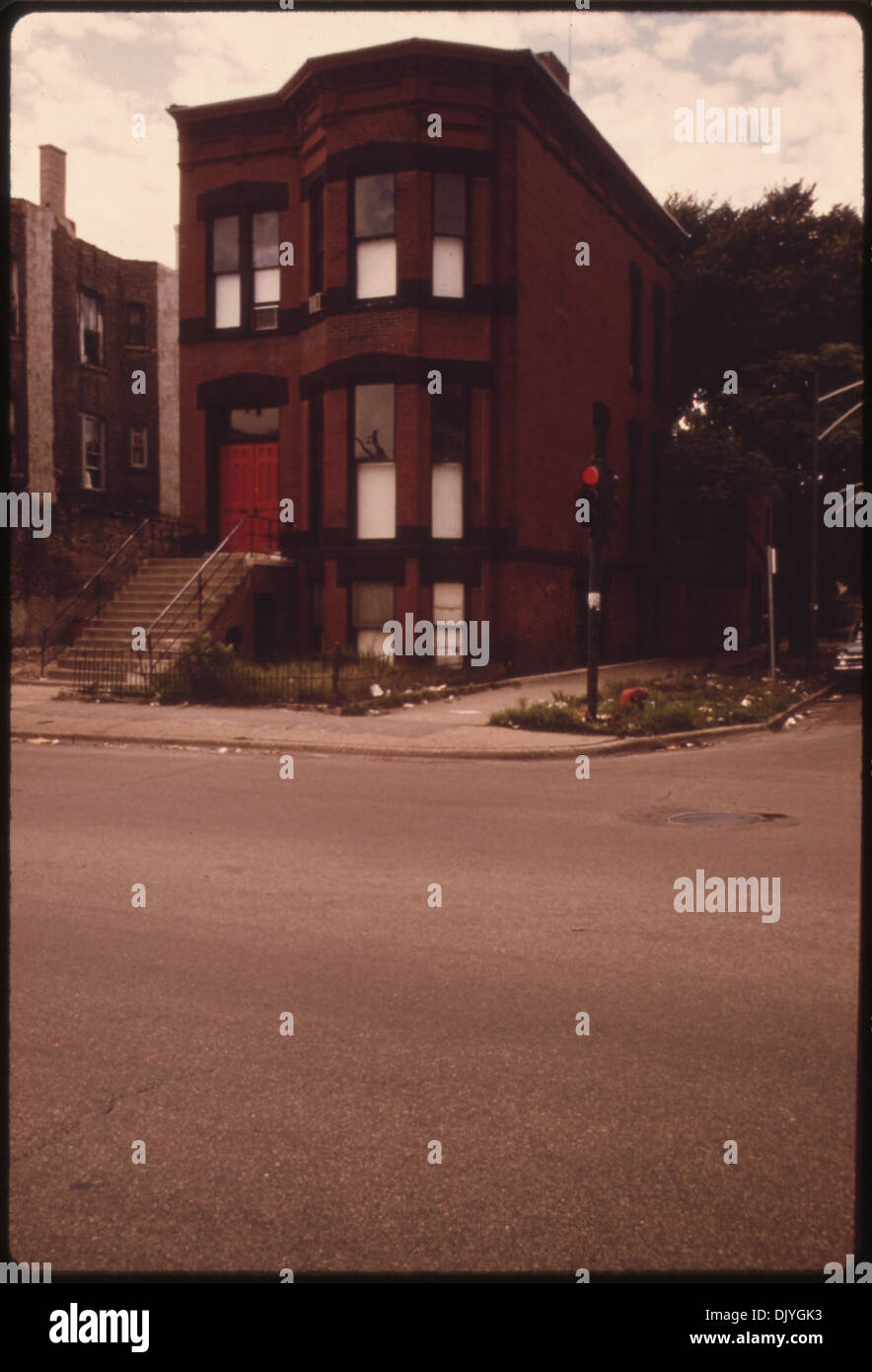 ABANDONED HOUSE ON THE NORTH SIDE OF CHICAGO, ILLINOIS. THE INNER CITY ...