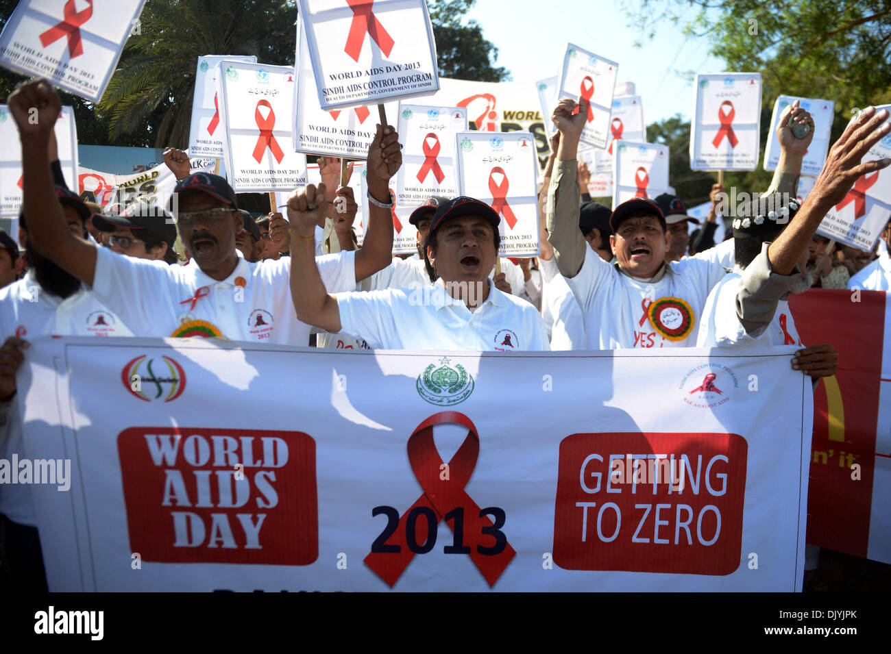 (131201) -- KARACHI, Dec. 1, 2013 (Xinhua) -- Pakistani health workers ...