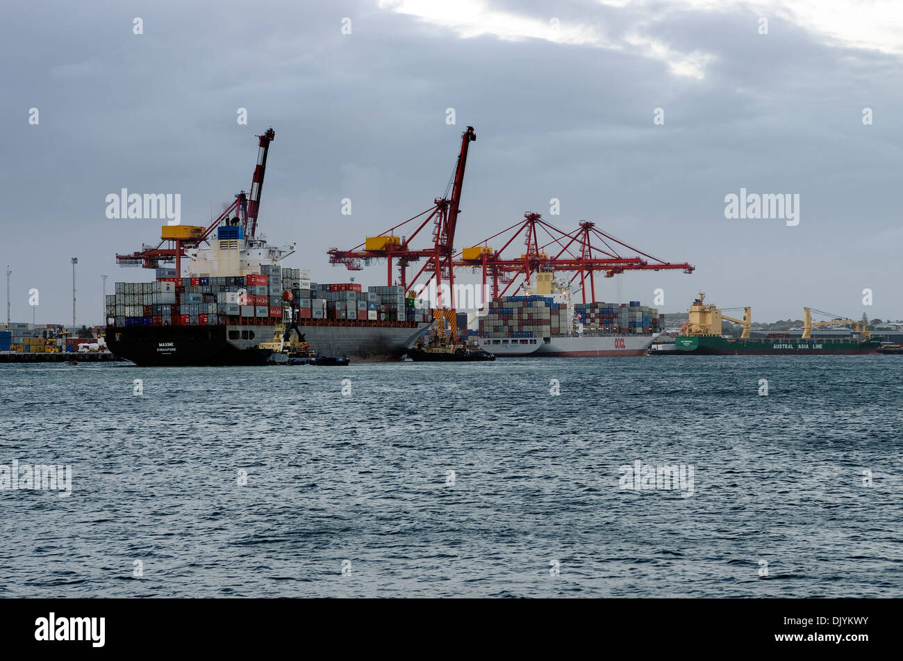Berthing ship hi-res stock photography and images - Alamy