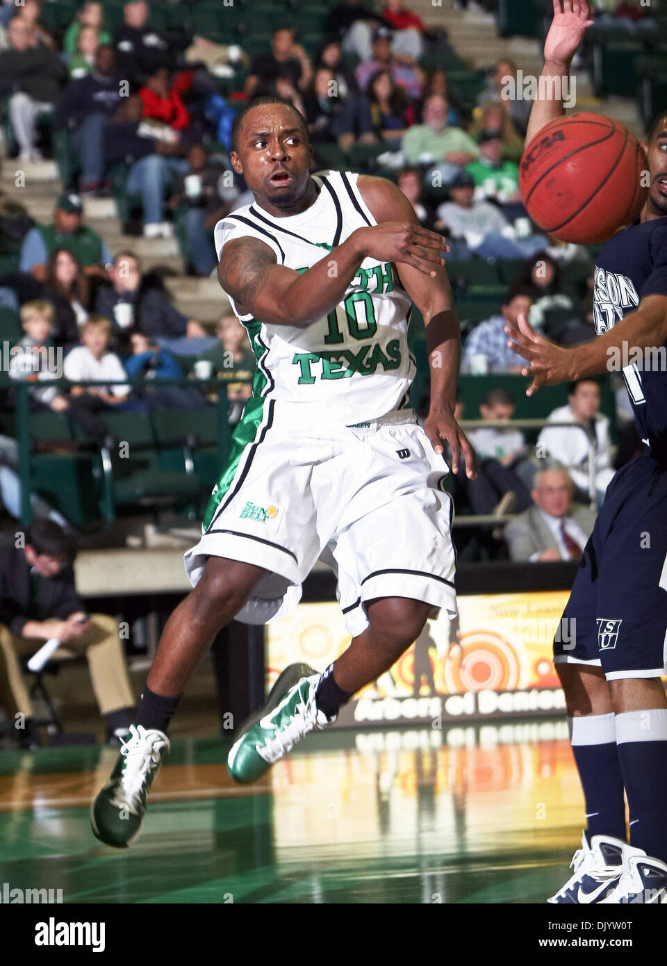 North texas mean green basket ball hi-res stock photography and images ...