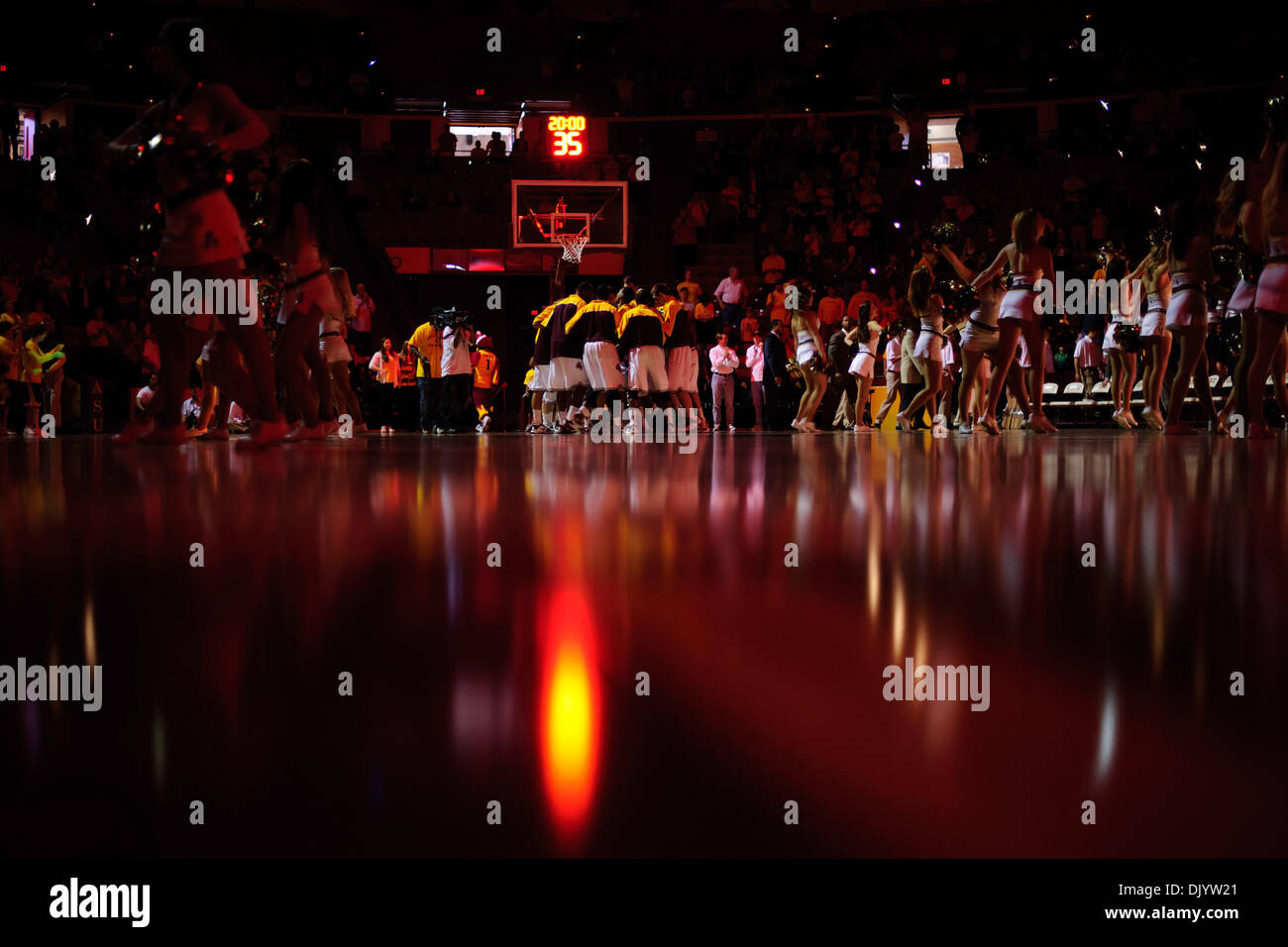 Basketball players in huddle hi-res stock photography and images - Alamy