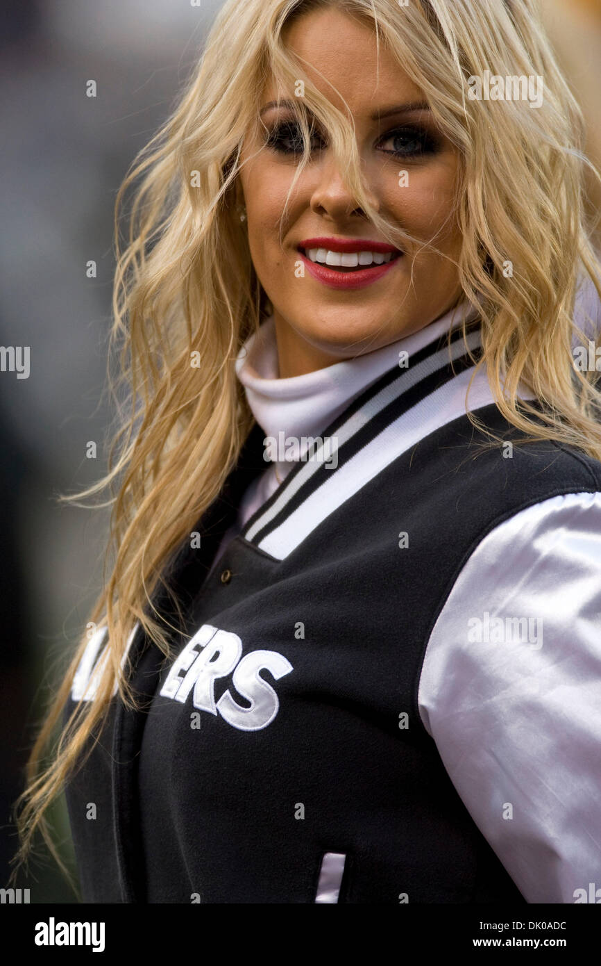 Dec. 26, 2010 - Oakland, California, U.S. - An OAKLAND RAIDERETTES ...
