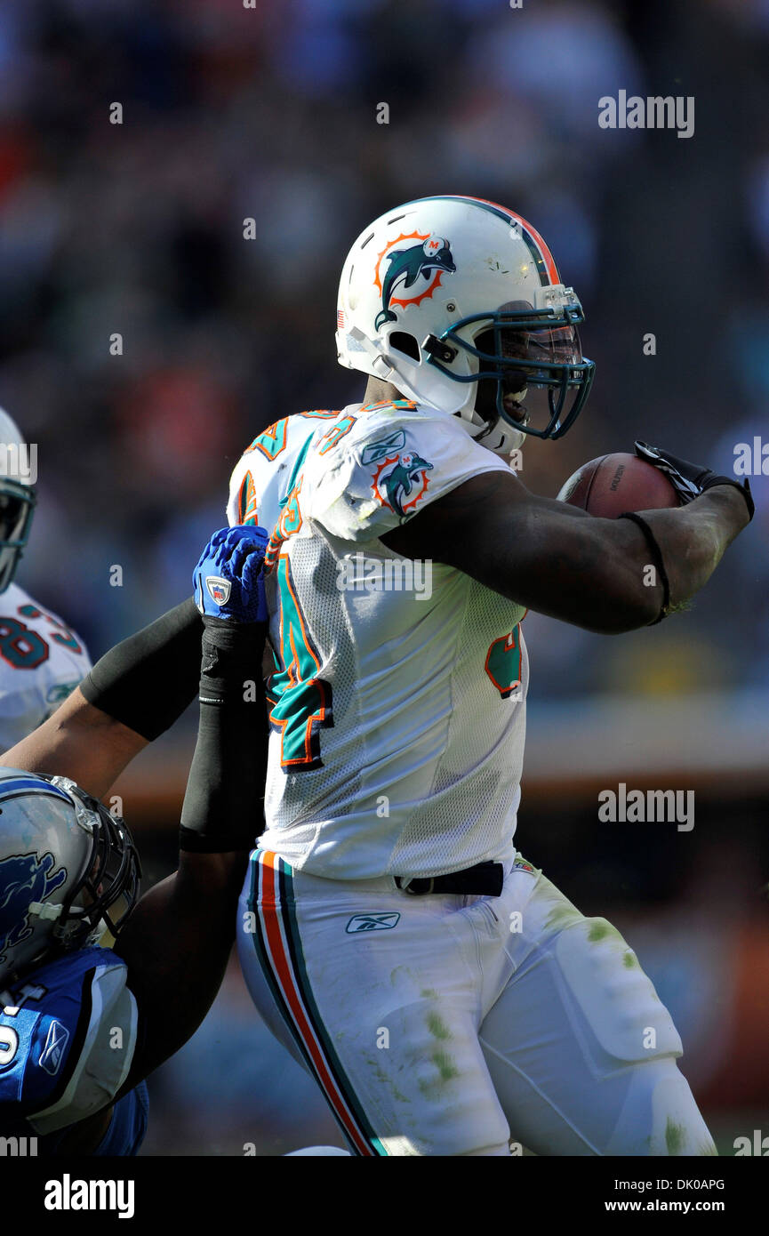 Miami dolphins running back ricky hi-res stock photography and images ...