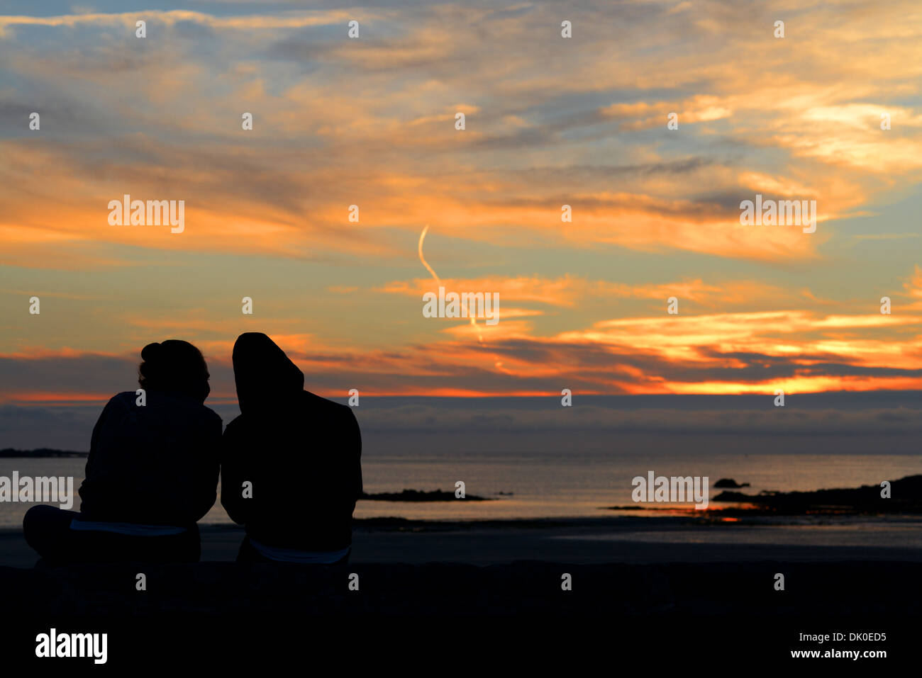 Couple watch sun setting hi-res stock photography and images - Alamy