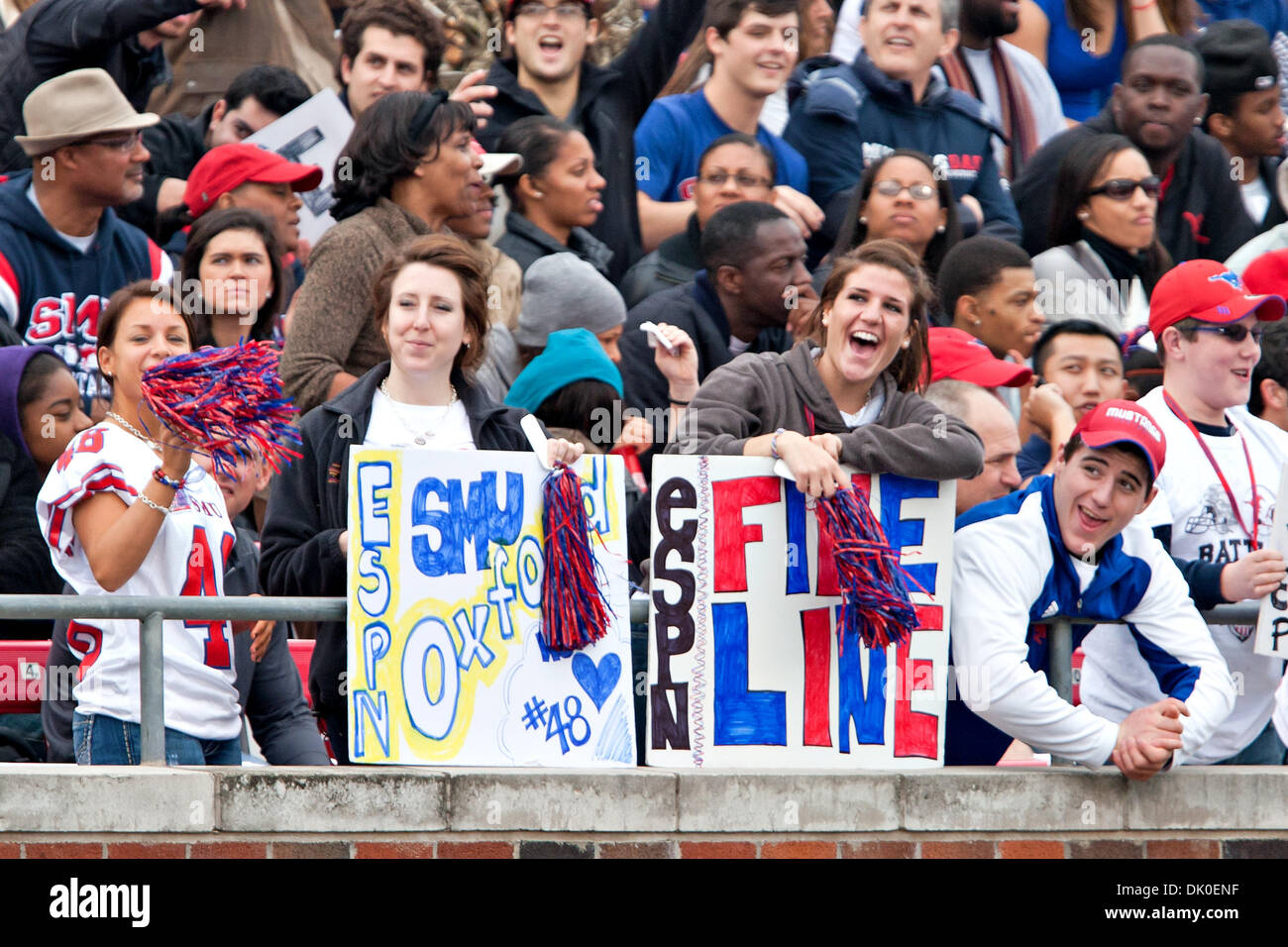 Us football cheering fans hi-res stock photography and images - Alamy