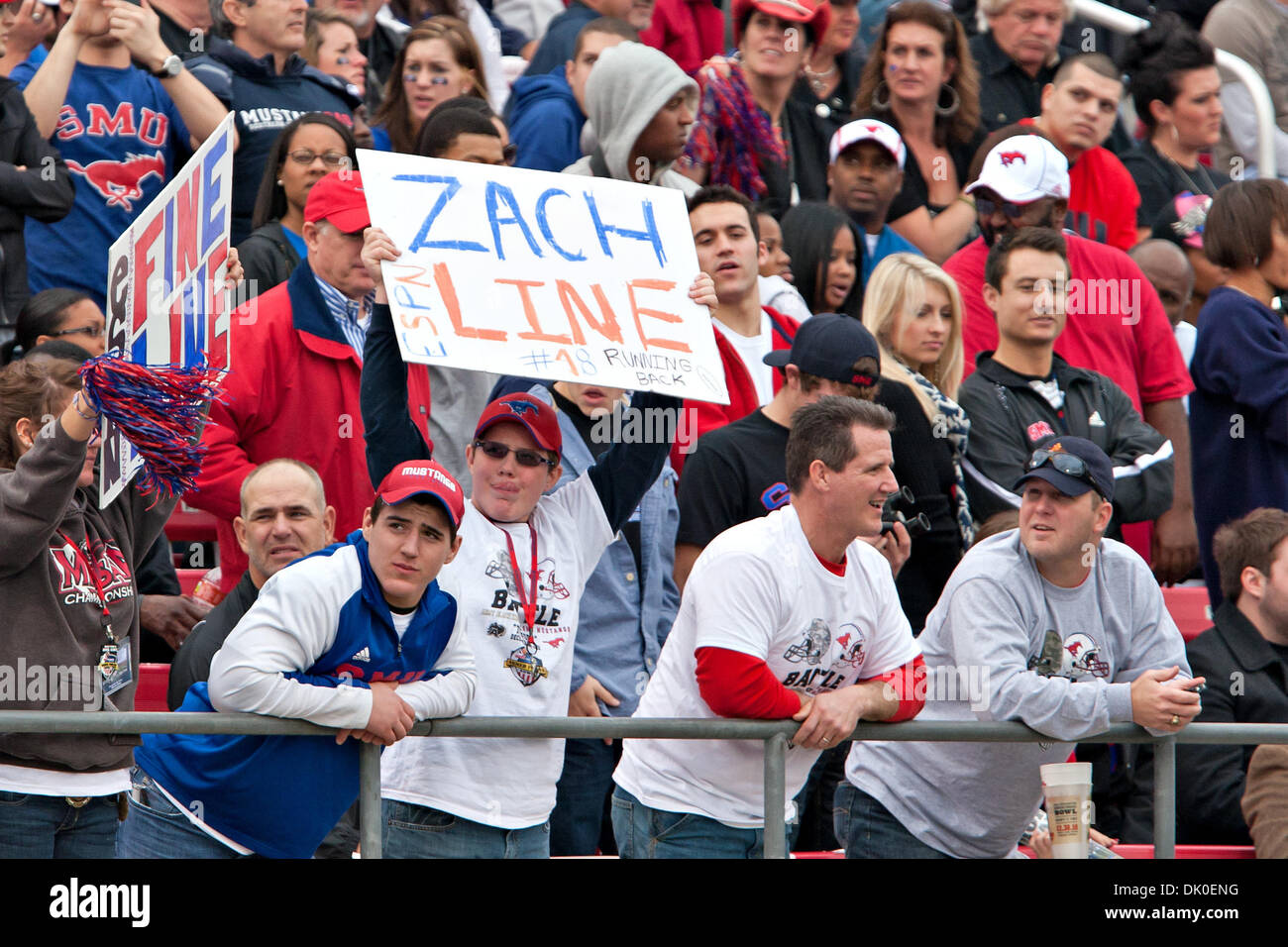 Us football cheering fans hi-res stock photography and images - Alamy
