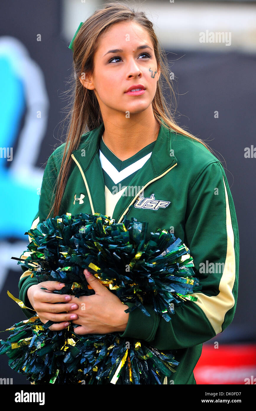 University of florida cheerleader hi-res stock photography and images ...