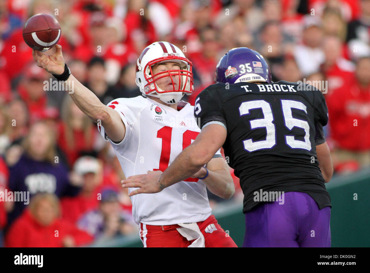 Jan. 1, 2011 - Pasadena, California, U.S - Wisconsin's QB Scott Tolzien ...