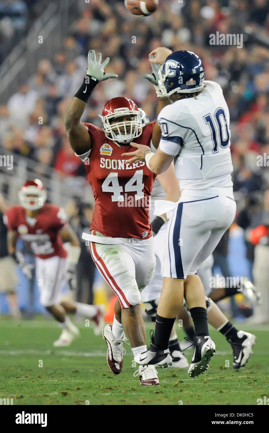 Jan. 1, 2011 - Glendale, Arizona, U.S - Oklahoma Sooners defensive end ...