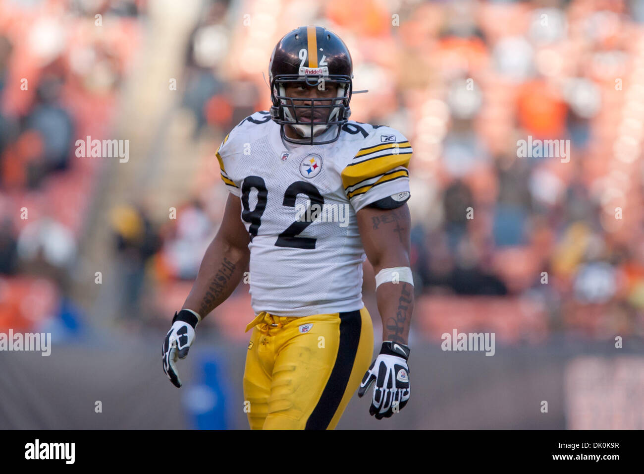 Pittsburgh steelers linebacker james harrison hi-res stock photography ...
