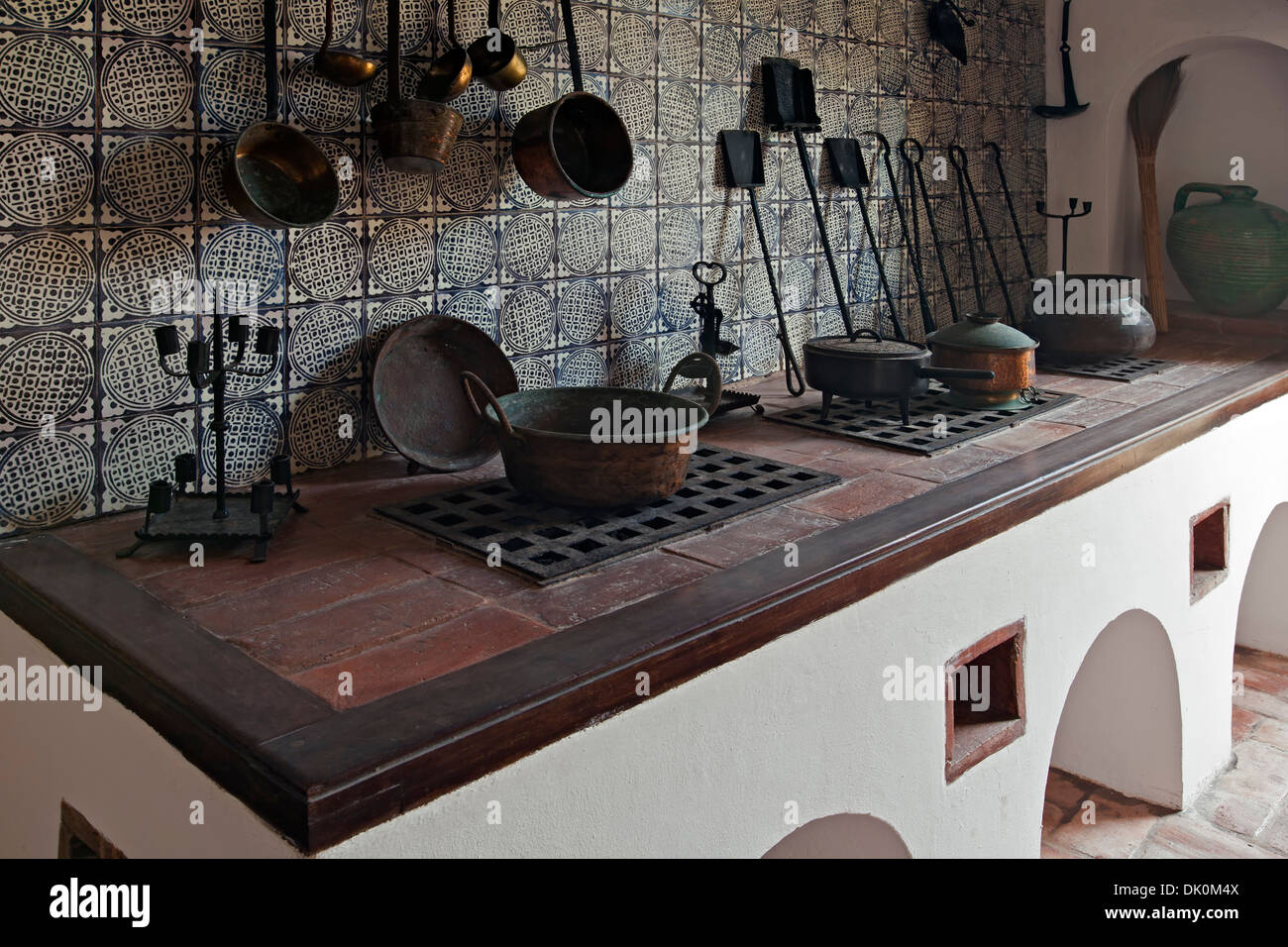 Old cooking pots hi-res stock photography and images - Alamy