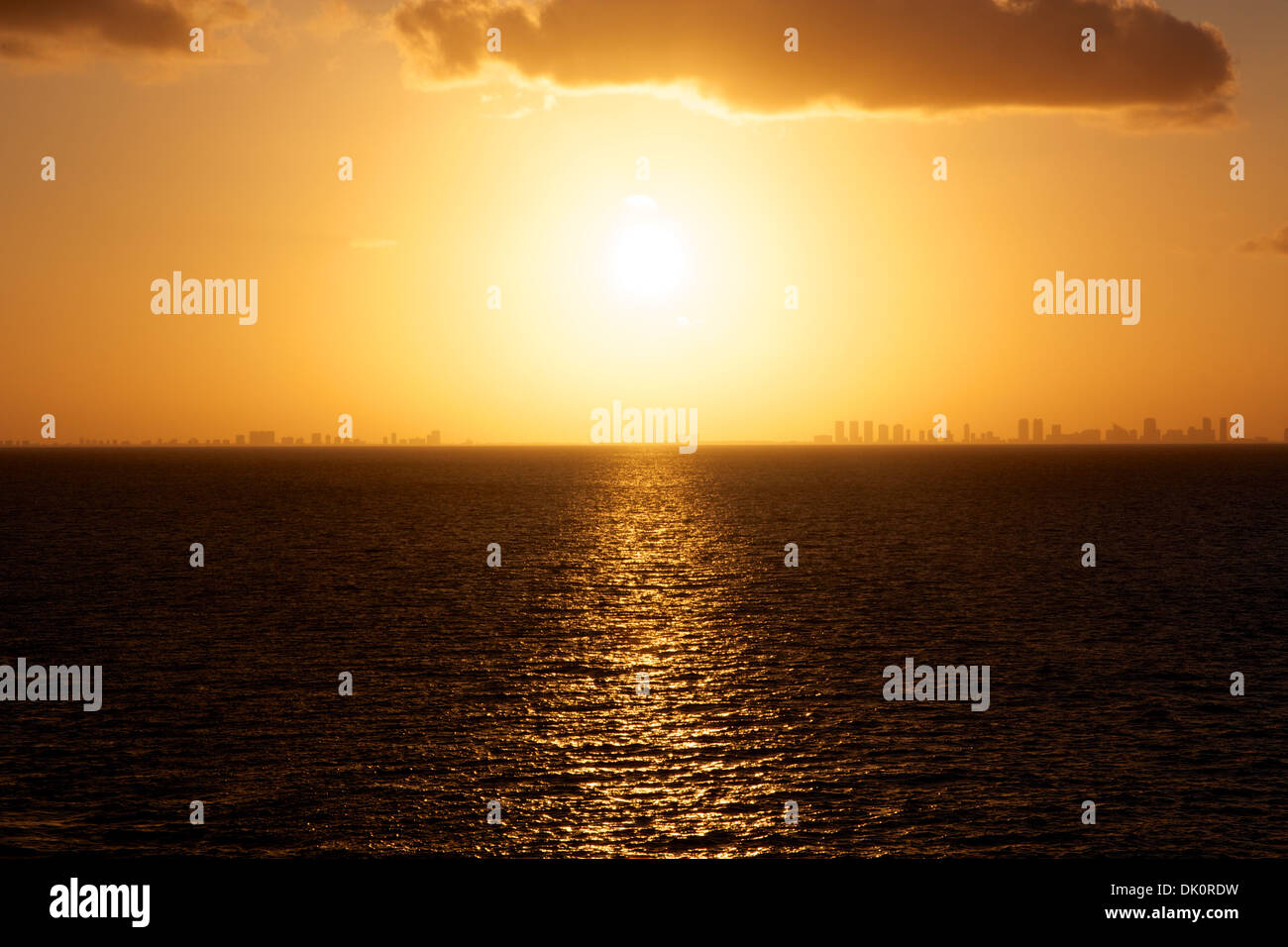 Sunlit ocean skyline view hi-res stock photography and images - Alamy