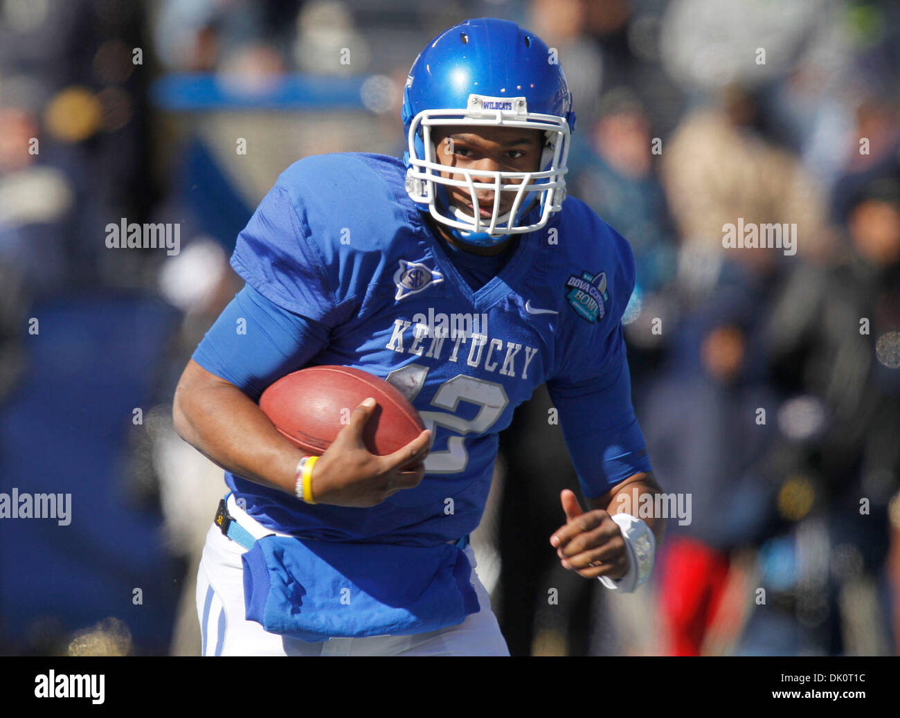 Jan. 8, 2011 - Birmingham, AL - UK quarterback Morgan Newton looked for ...