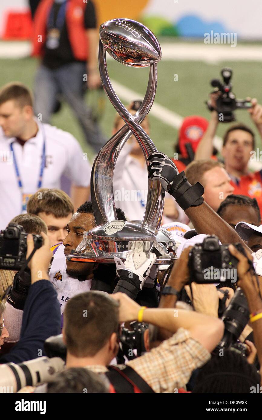 Players hoisting trophy hi-res stock photography and images - Alamy