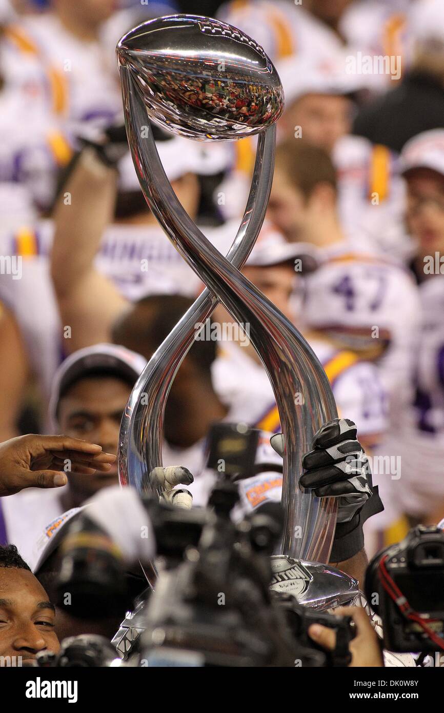 Players hoisting trophy hi-res stock photography and images - Alamy