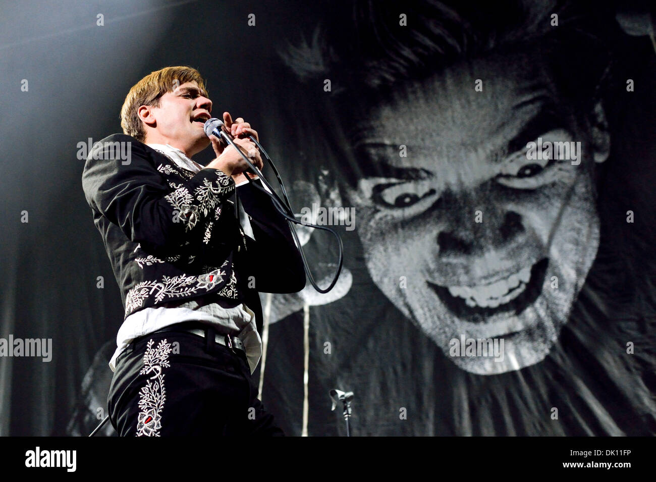 Lead singer howlin pelle almqvist hives hi-res stock photography and ...