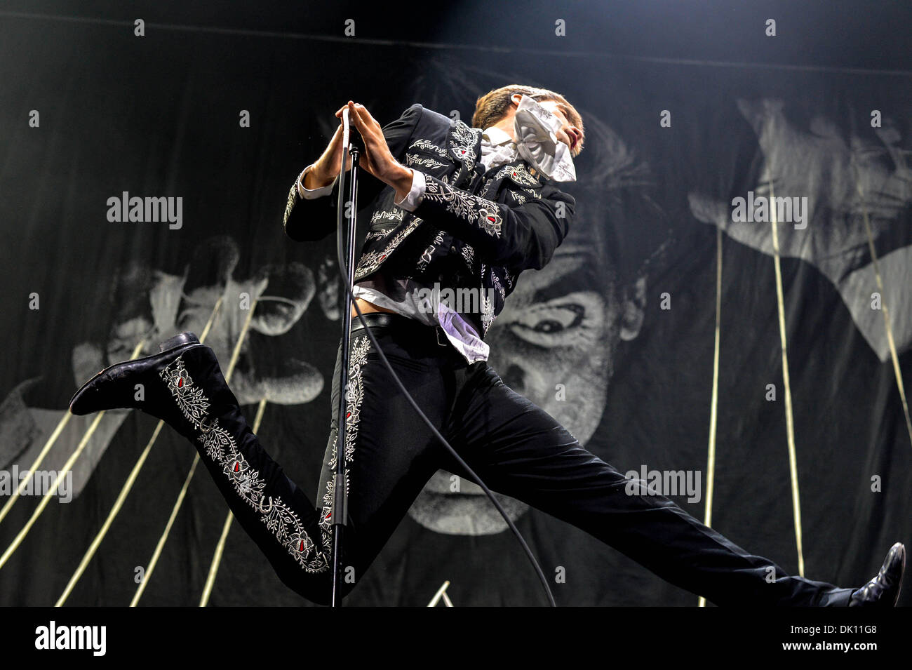 Lead singer howlin pelle almqvist hives hi-res stock photography and ...