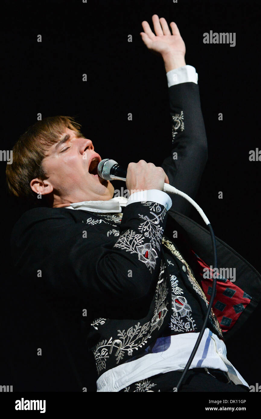 Lead singer howlin pelle almqvist hives hi-res stock photography and ...