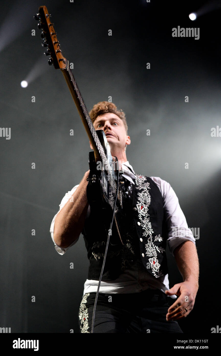 Lead singer howlin pelle almqvist hives hi-res stock photography and ...