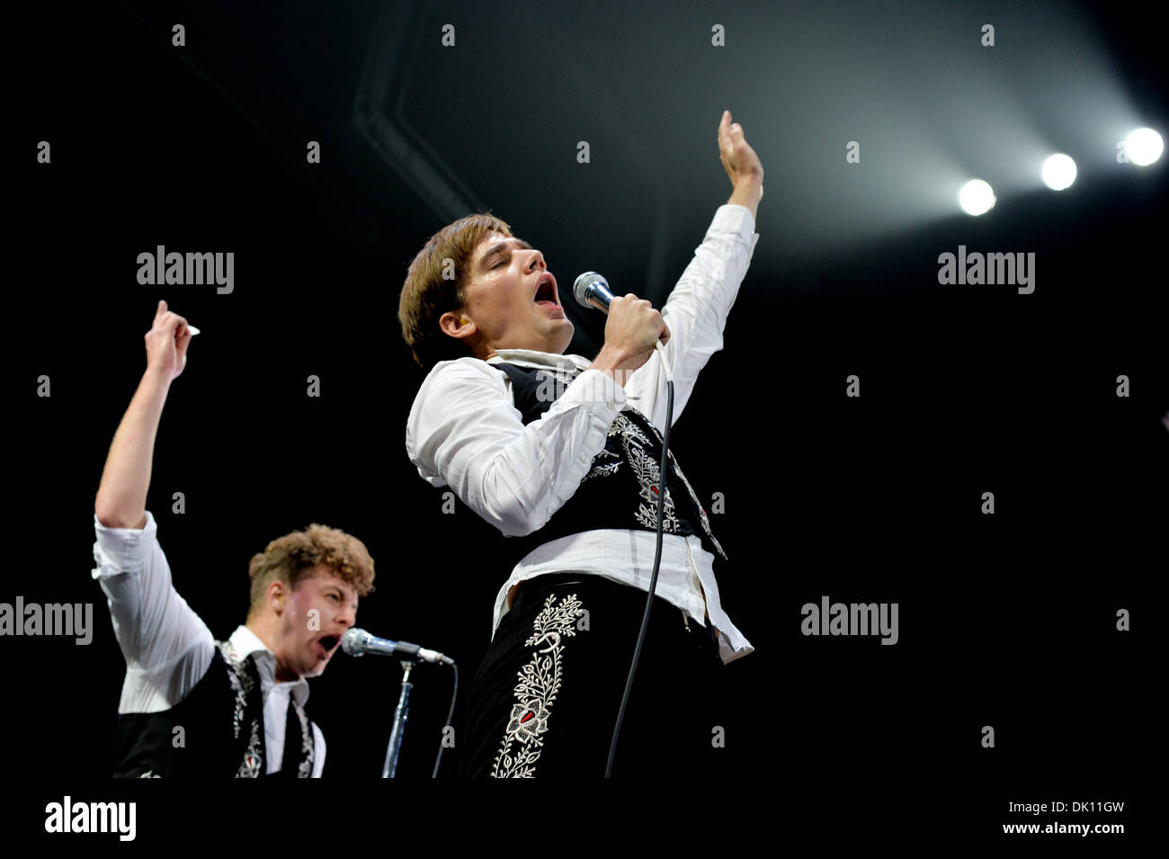Lead singer howlin pelle almqvist hives hi-res stock photography and ...