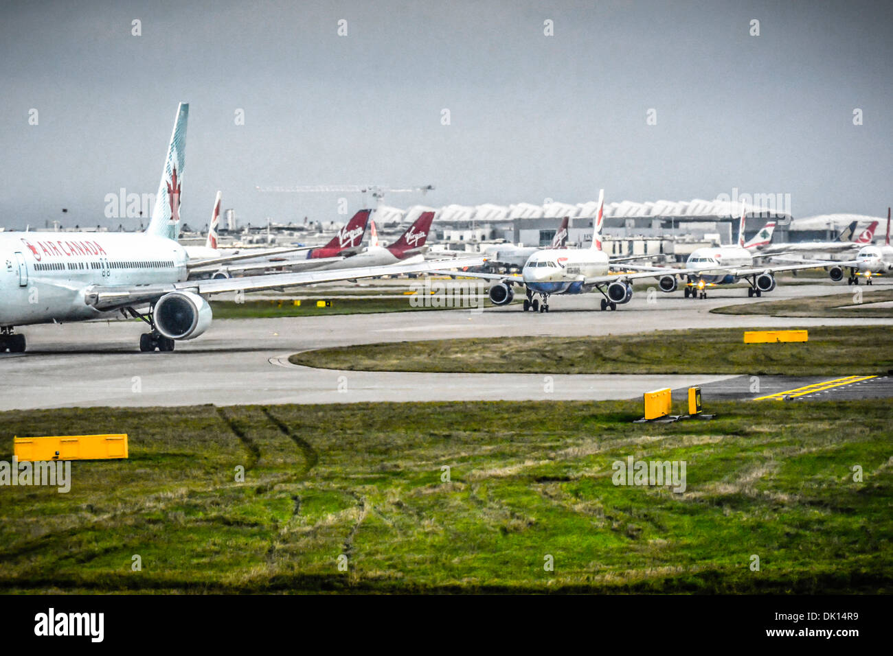 Airplanes queue heathrow hi-res stock photography and images - Alamy