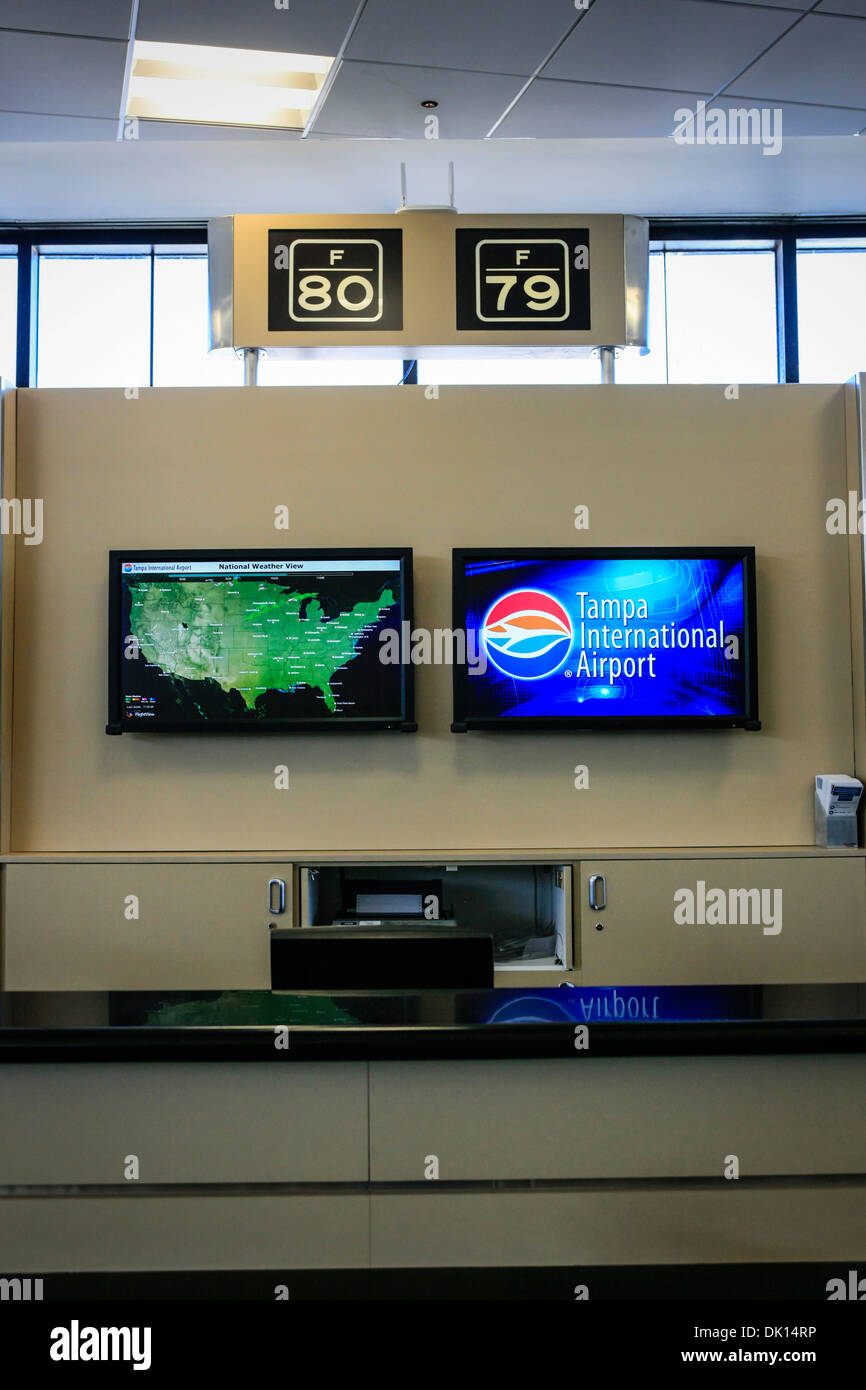Airport gate desk hi-res stock photography and images - Alamy