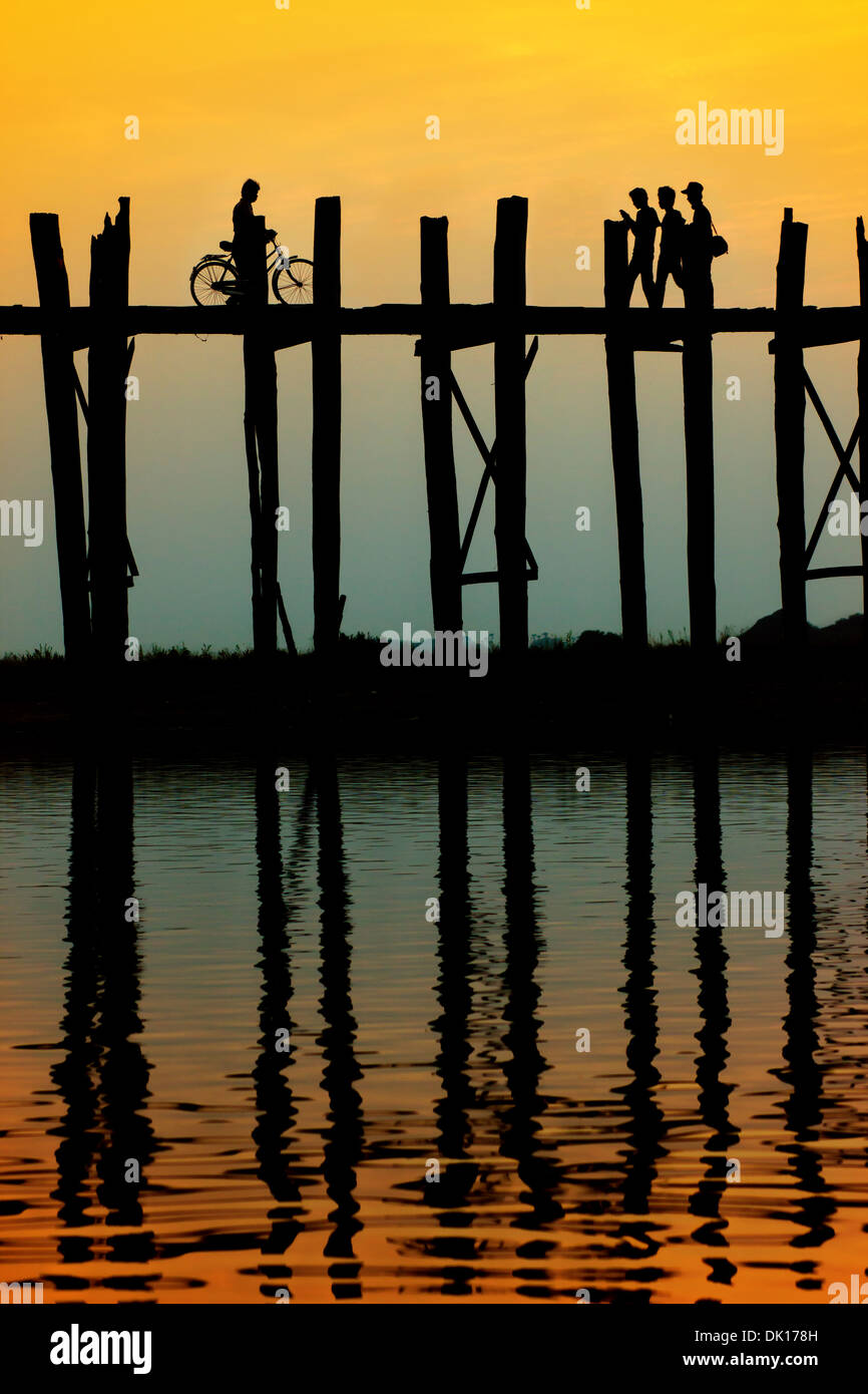 U Pain Bridge at the Thaungthaman Lake Stock Photo - Alamy