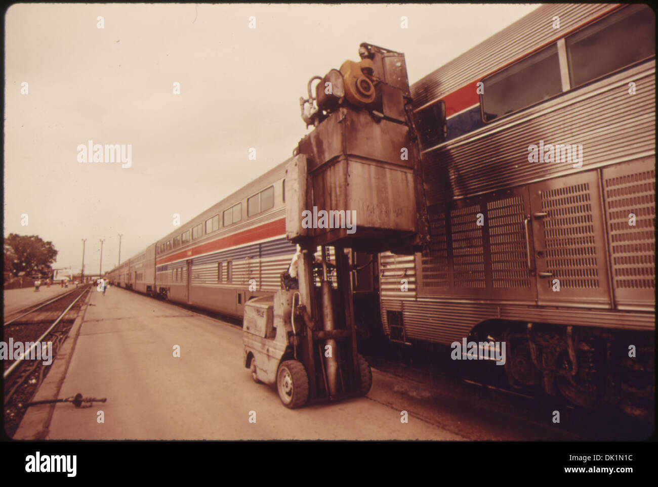 Amtrak's Southwest Limited uses window washing equipment during a stop ...