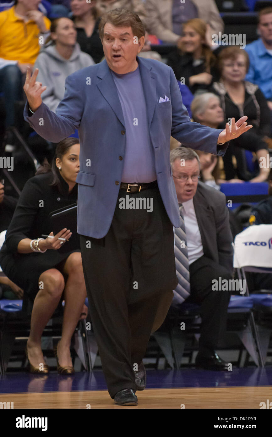 Lady tigers hi-res stock photography and images - Alamy