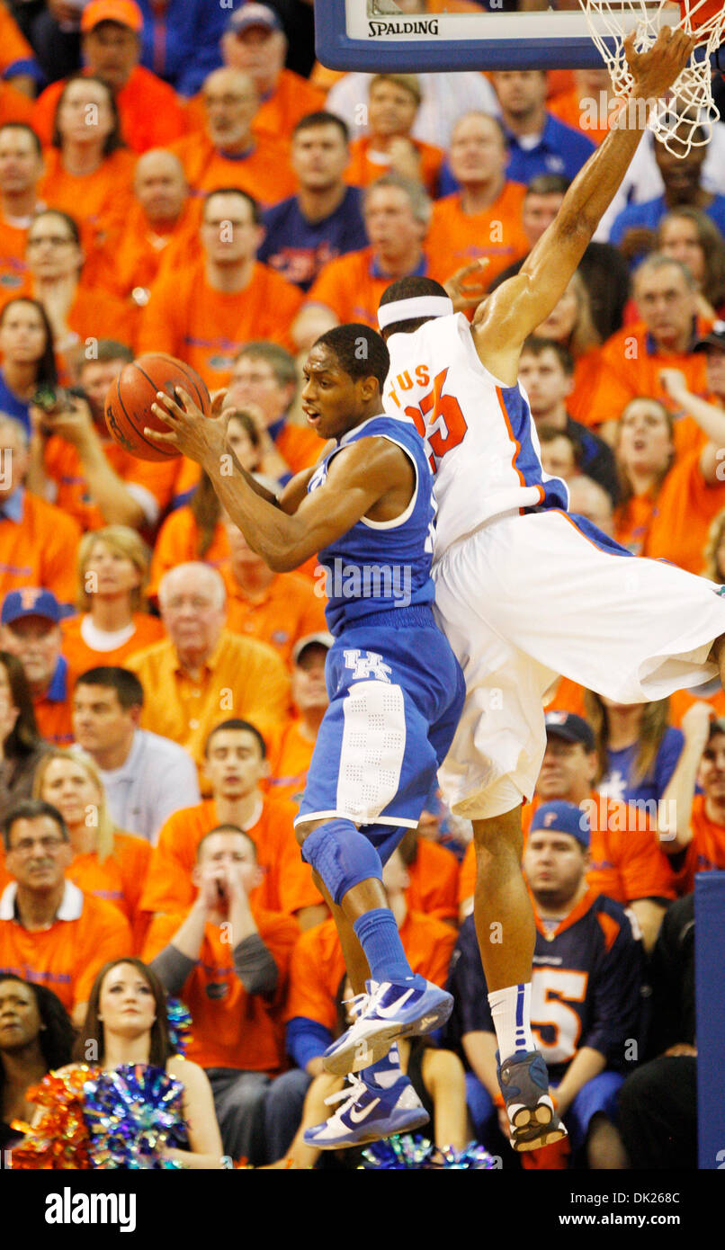 Feb. 5, 2011 - Gainesville, Ky., US - Kentucky's Brandon Knight grabbed ...