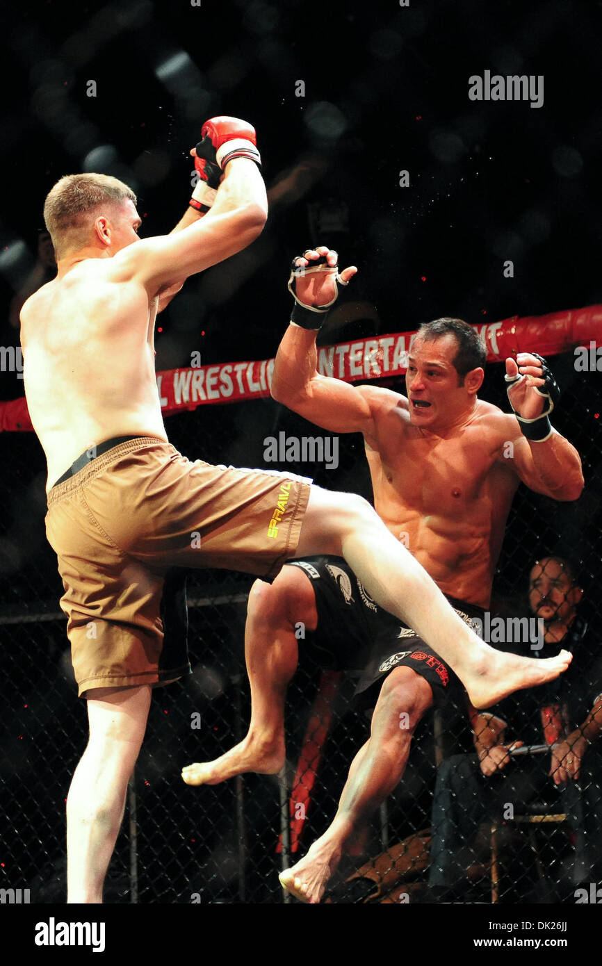 Referee in mma cage fight hi-res stock photography and images - Alamy